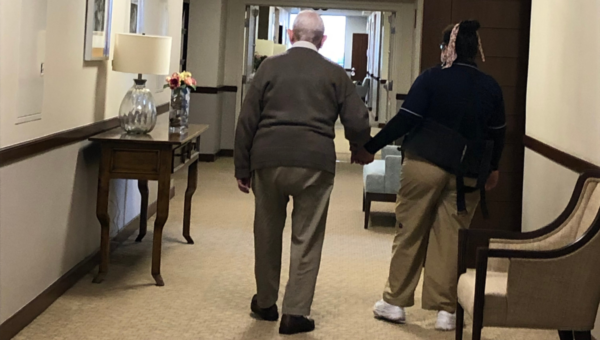 ¿Por qué deambula una persona con demencia? Razones y alternativas de ...